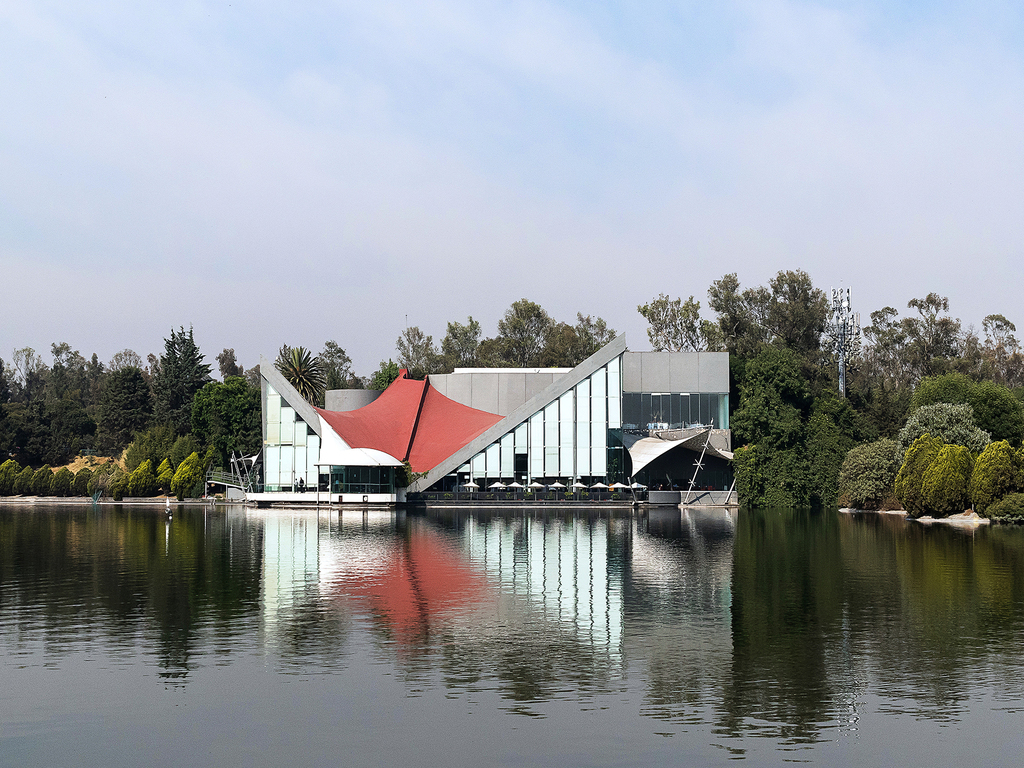 Meal at El Lago Restaurant in Mexico City – Mexitours